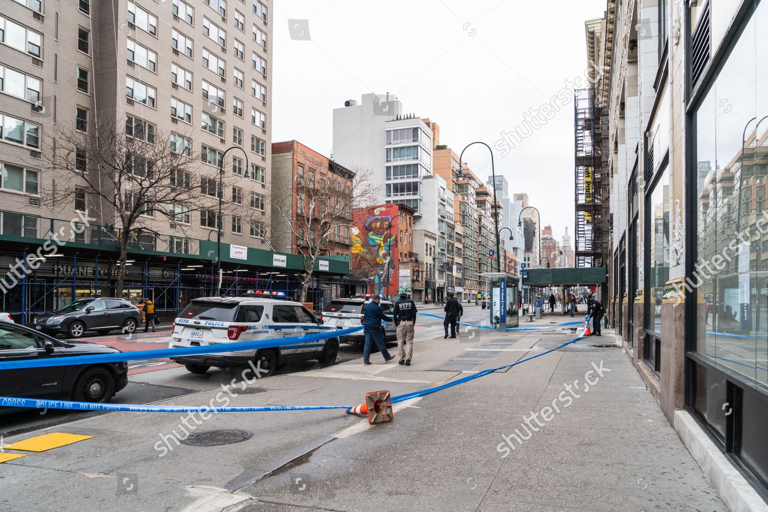Police Officers 6th Precinct Investigate Scene Editorial Stock Photo ...