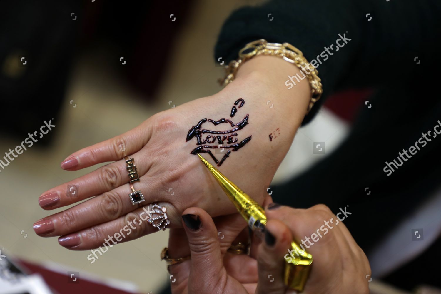 Palestinian Tattoo Artist Draws Traditional Henna Editorial Stock Photo ...