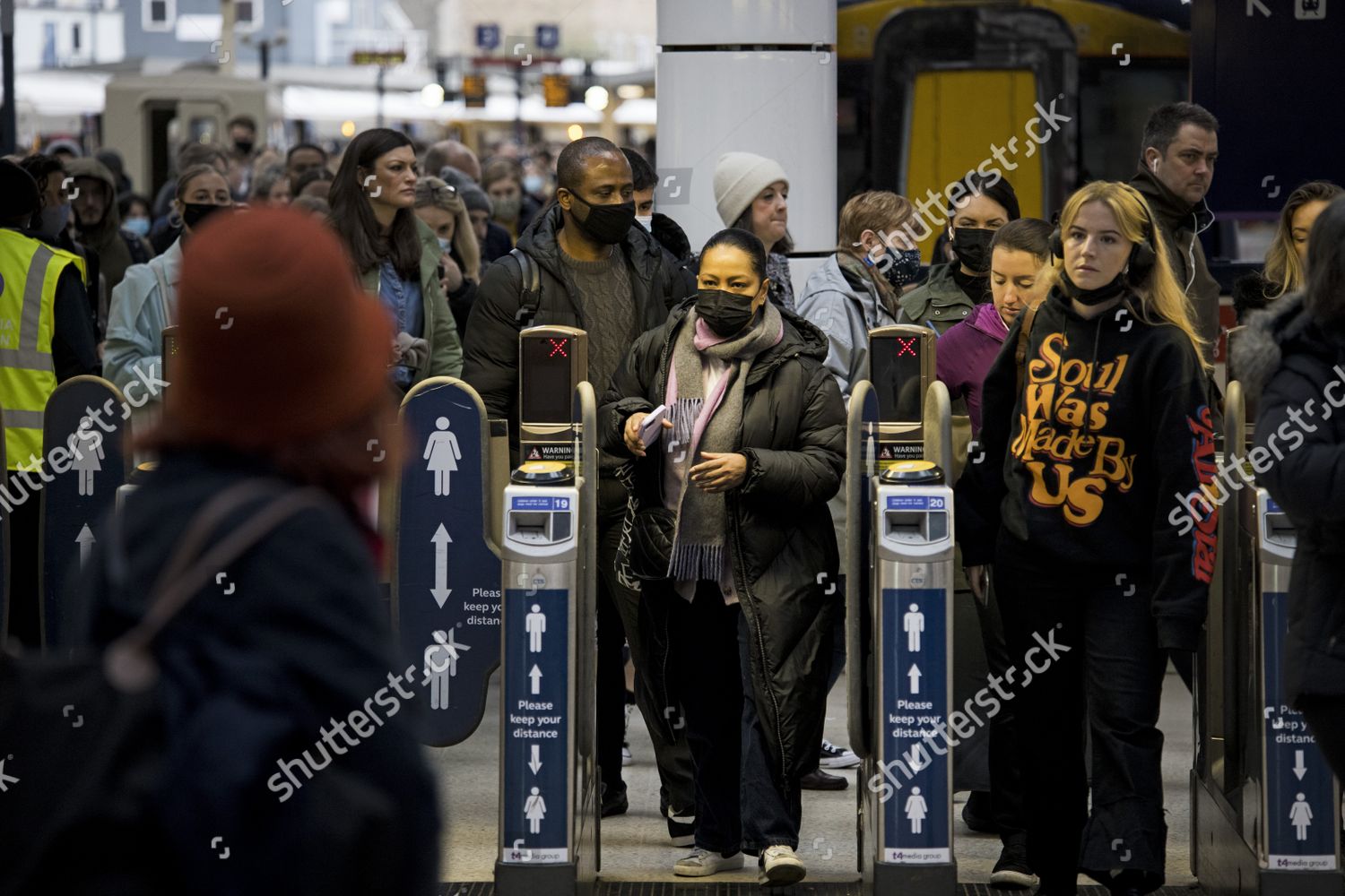 Commuters Disembark Train Victoria Station London Editorial Stock Photo ...