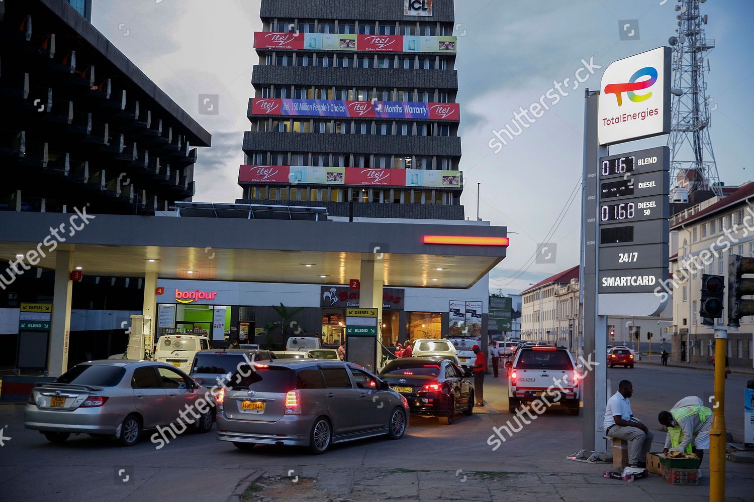 Vehicles Queue Fill Fuel Station Harare Editorial Stock Photo - Stock ...
