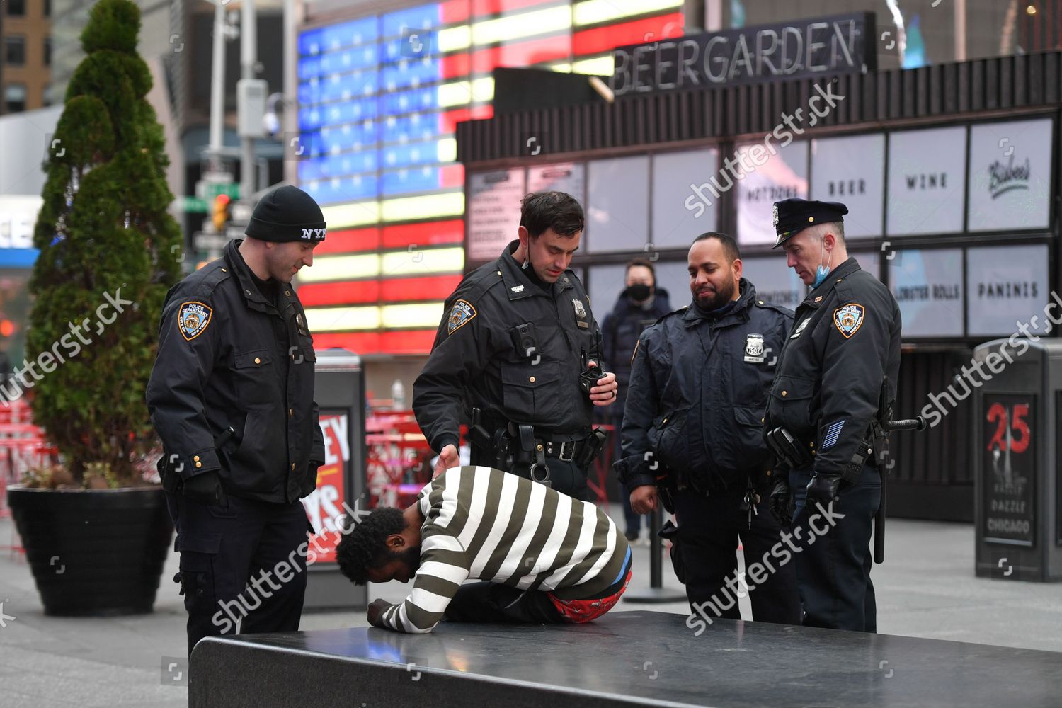Police Officers Respond Emotionally Disturbed Person Editorial Stock ...