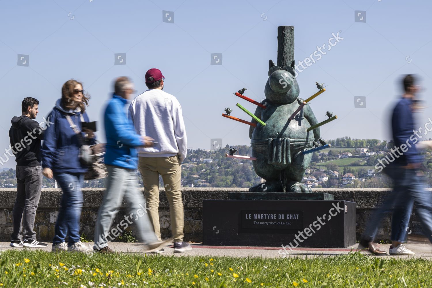People Look Sculpture On Display Part Editorial Stock Photo - Stock ...