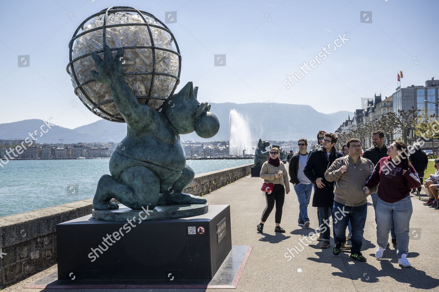 People Look Sculpture On Display Part Editorial Stock Photo - Stock ...
