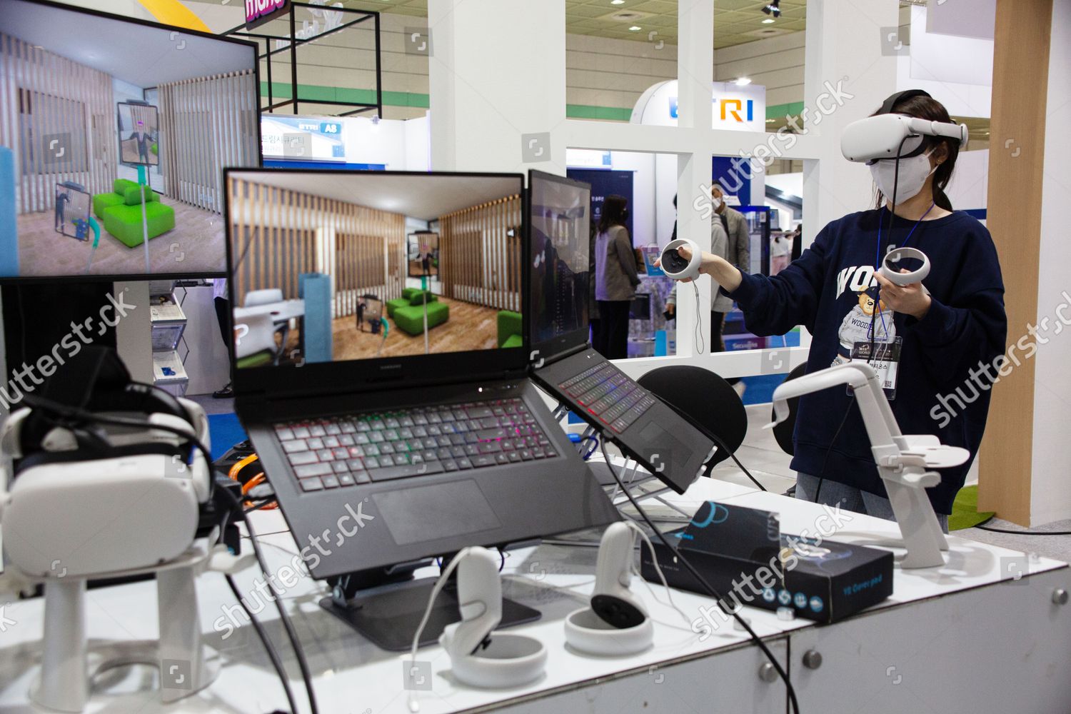 Visitor Experiences Virtual Reality Simulator During Editorial Stock ...