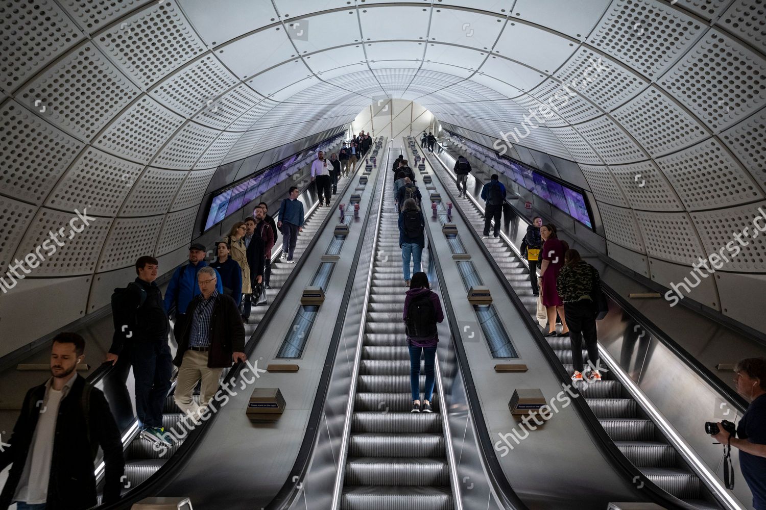 Elizabeth Line Escalators Farringdon Station Elizabeth Editorial Stock ...