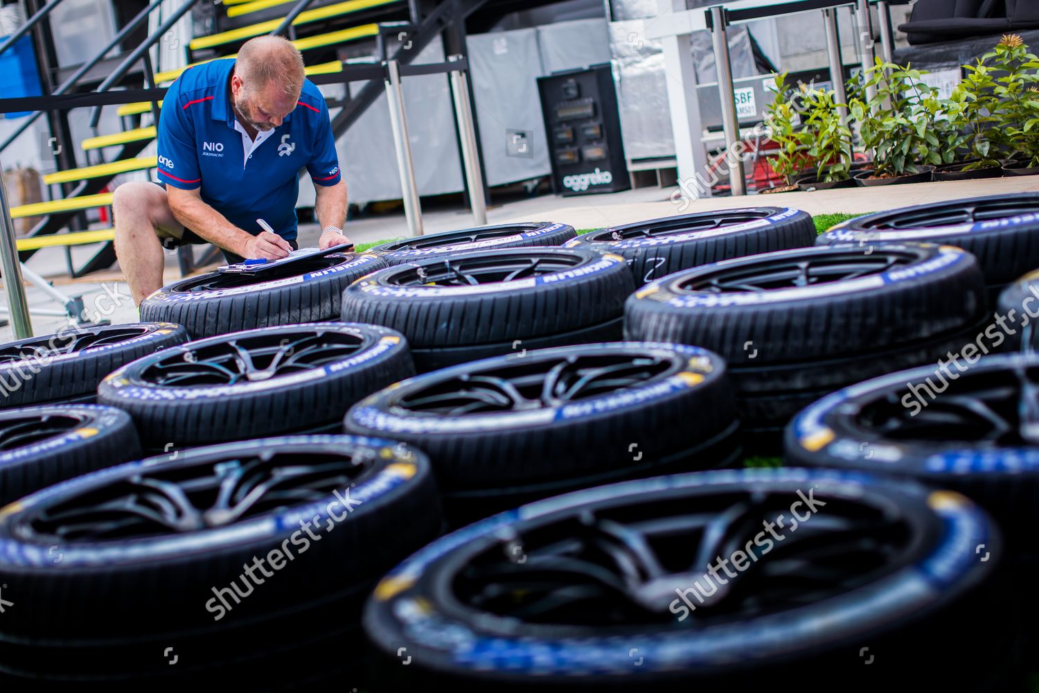 Mecaniciens Mechanics Pneus Tires Michelin Motorsport Editorial Stock ...