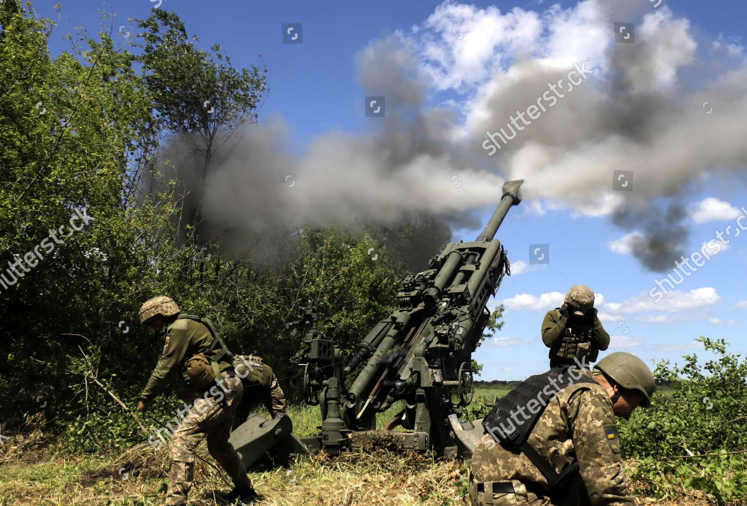 Ukrainian Servicemen Fire M777 Howitzer Frontline Editorial Stock Photo ...