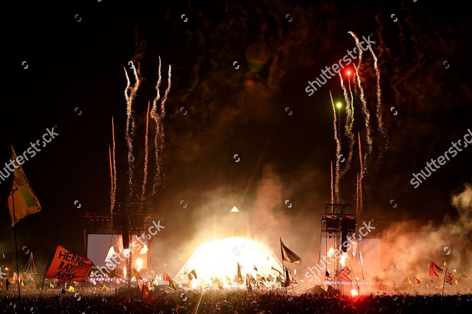 Crowds Paul Mccartneys Headline Set Pyramid Editorial Stock Photo ...