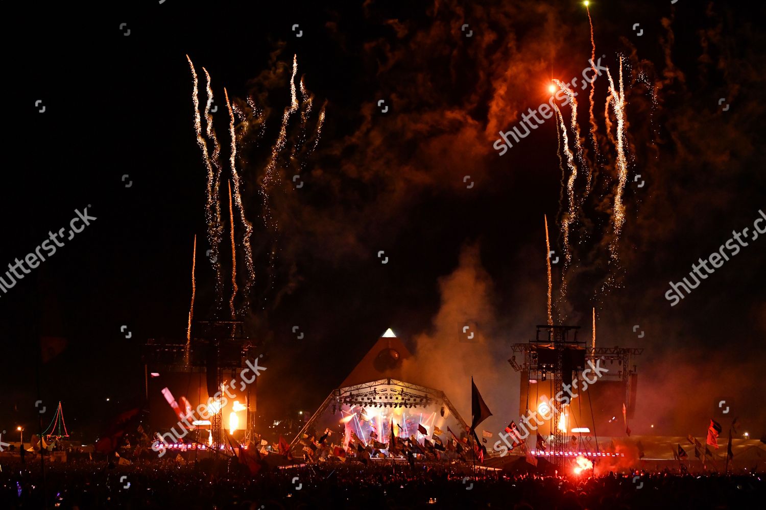 Crowds Paul Mccartneys Headline Set Pyramid Editorial Stock Photo ...