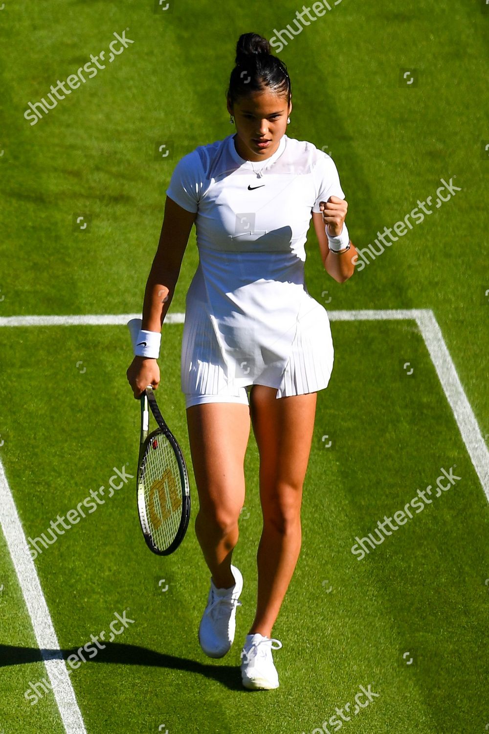 fotos de Emma Raducanu Celebrates Winning First Set - Foto de stock de ...