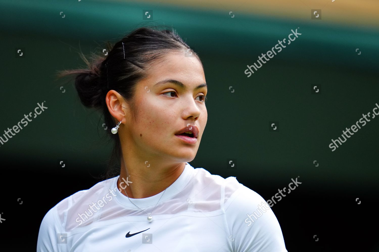 fotos de Emma Raducanu During Her Second Round - Foto de stock de ...