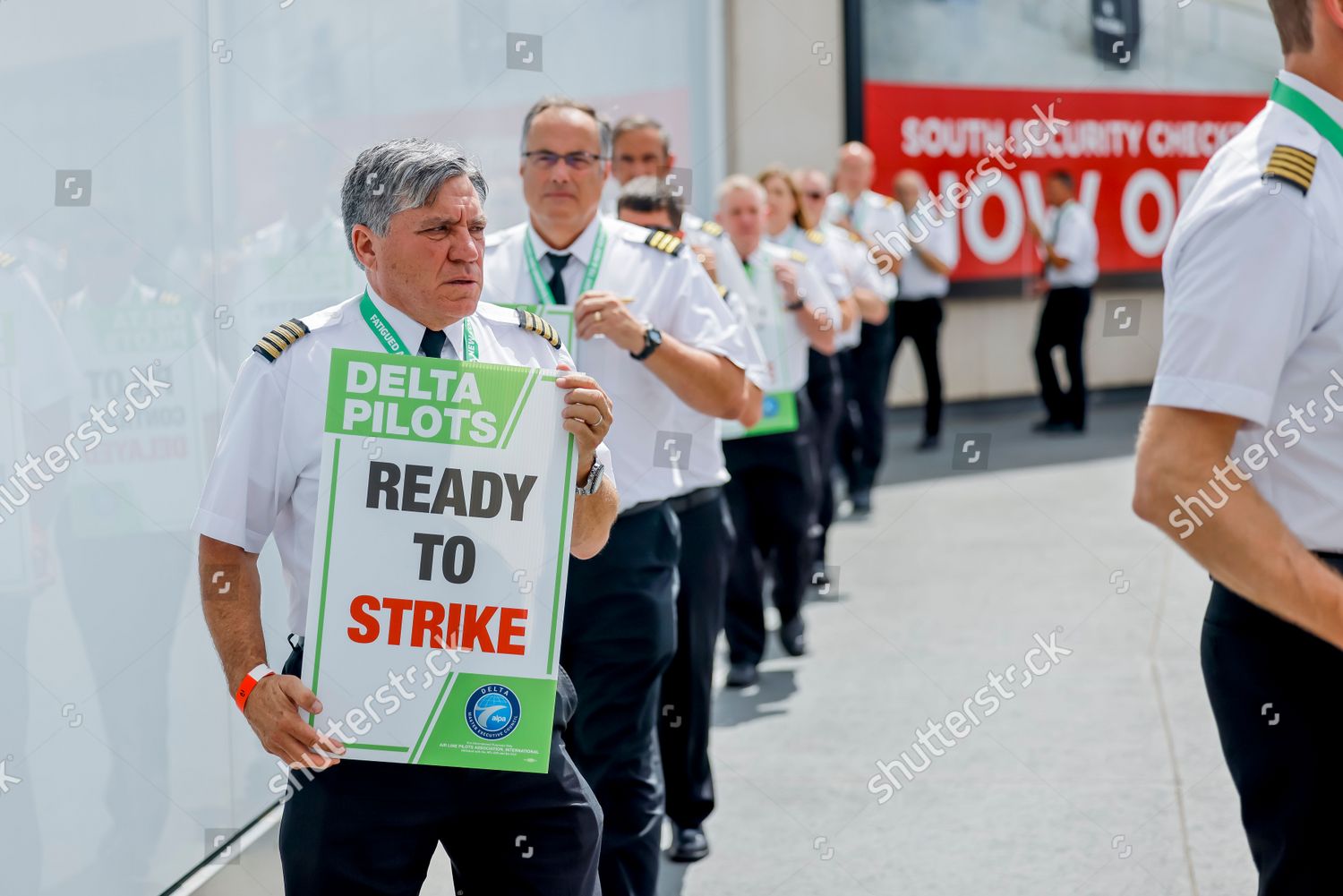 Delta Air Lines Pilots Supporting Flight Editorial Stock Photo - Stock ...
