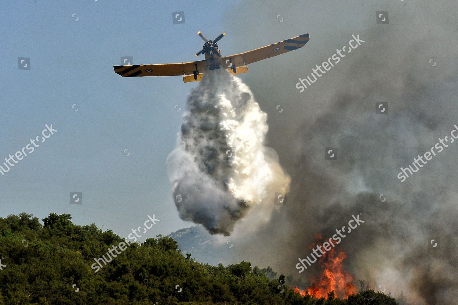 Firefighting Aircraft Drops Water Order Extinguish Editorial Stock ...
