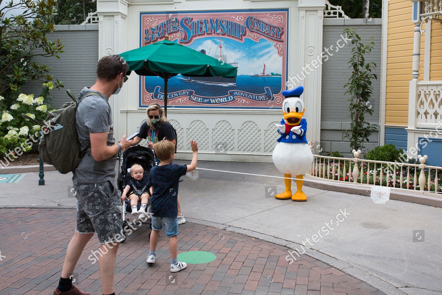 Disney Characters Donald Duck Welcome Visitors Editorial Stock Photo ...