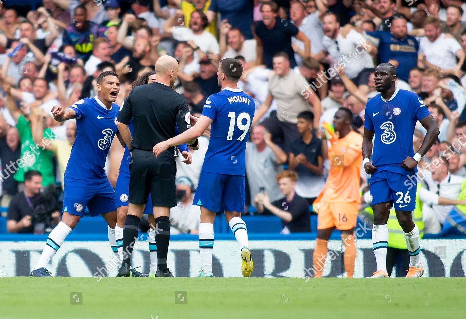 Chelsea Players Surround Referee Anthony Taylor Editorial Stock Photo ...