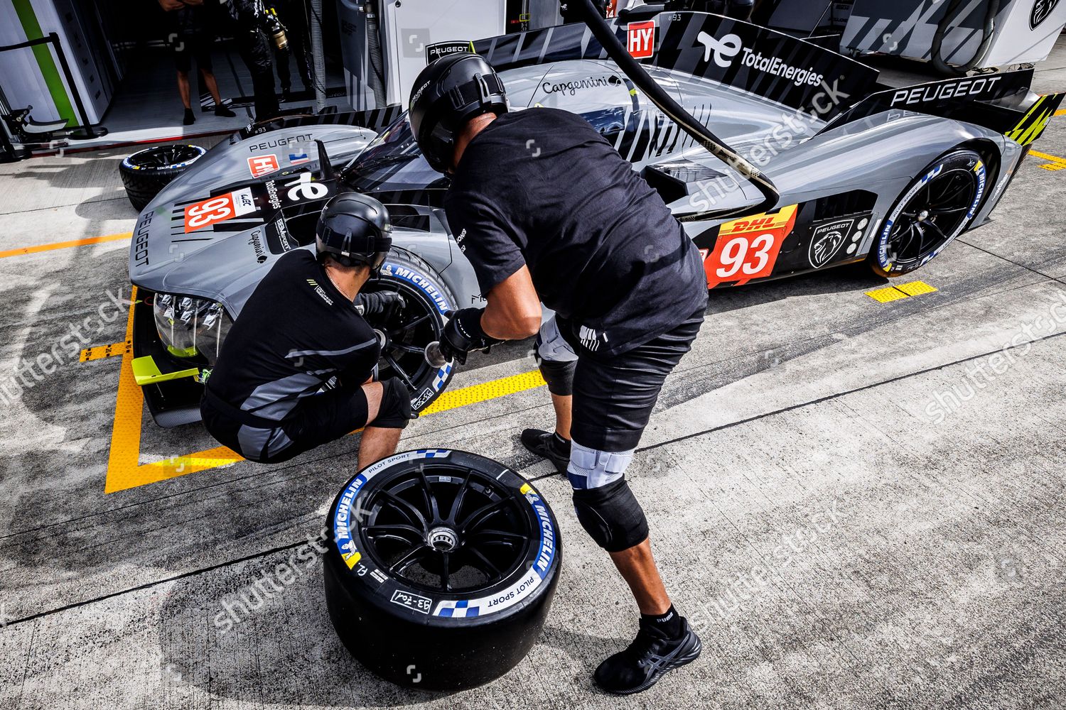 Mechanic Mecanicien Peugeot Totalenergies Atmosphere Michelin Editorial ...