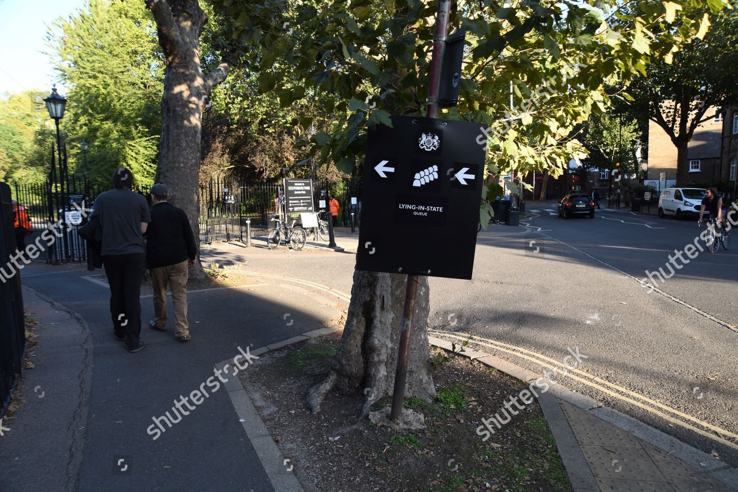 Signs Pointing Start Lying State Queue Editorial Stock Photo - Stock ...