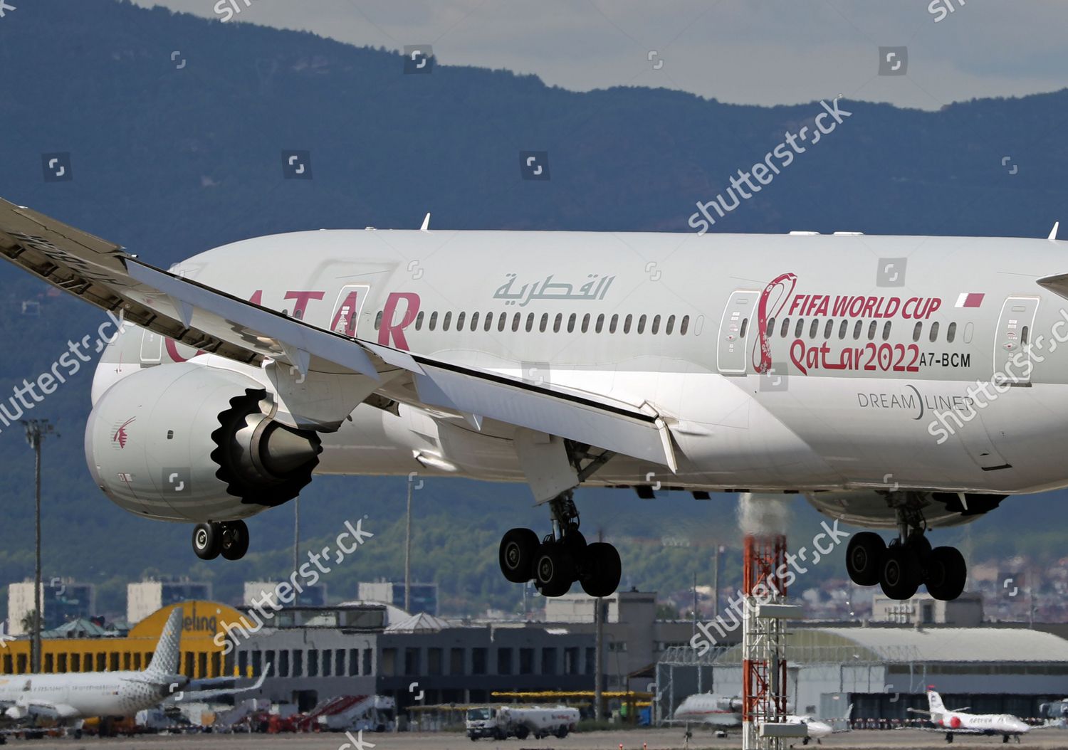 Qatar Airways Boeing 7878 Dreamliner Lands Editorial Stock Photo ...