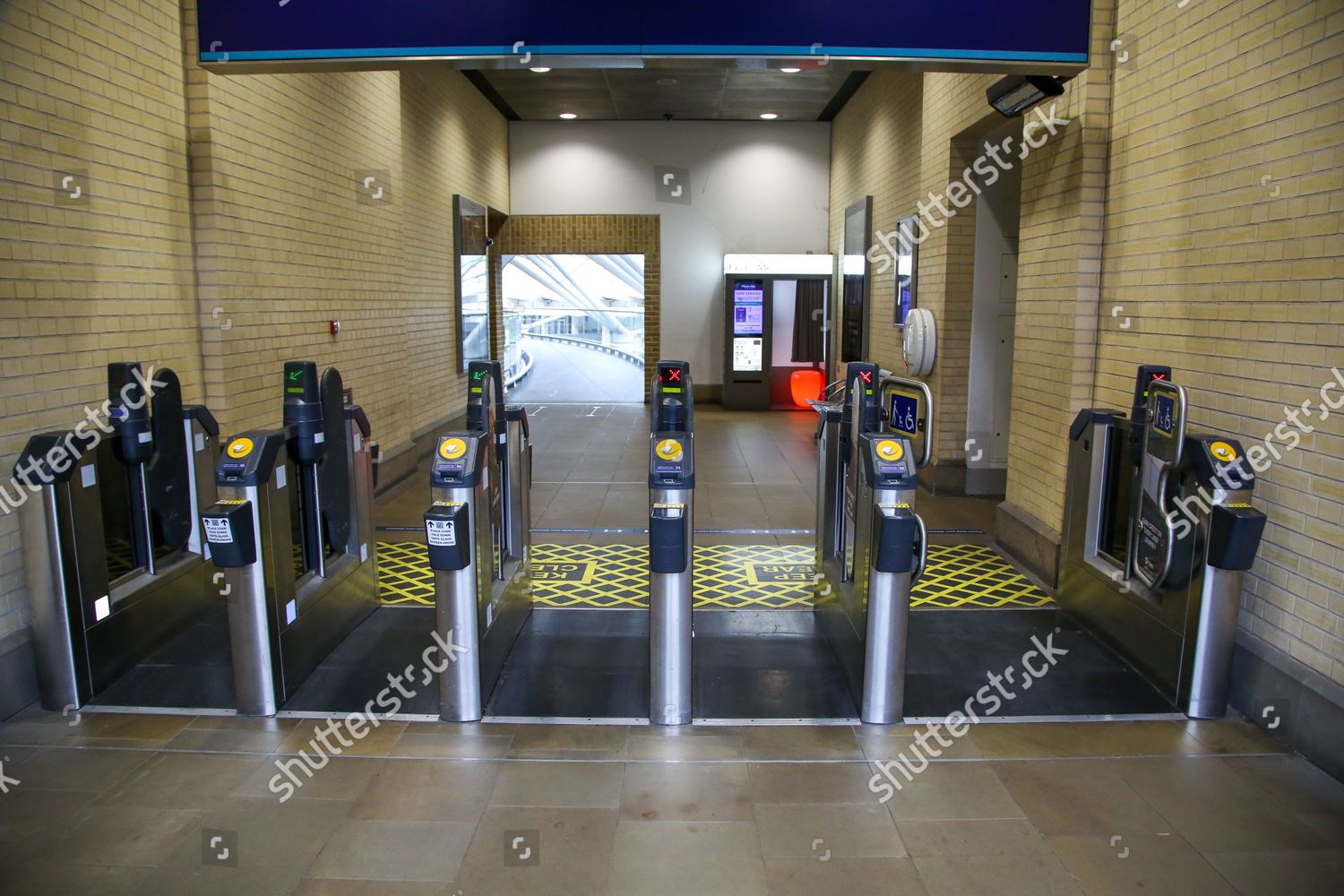 Empty Ticket Barriers London Kings Cross Editorial Stock Photo - Stock ...