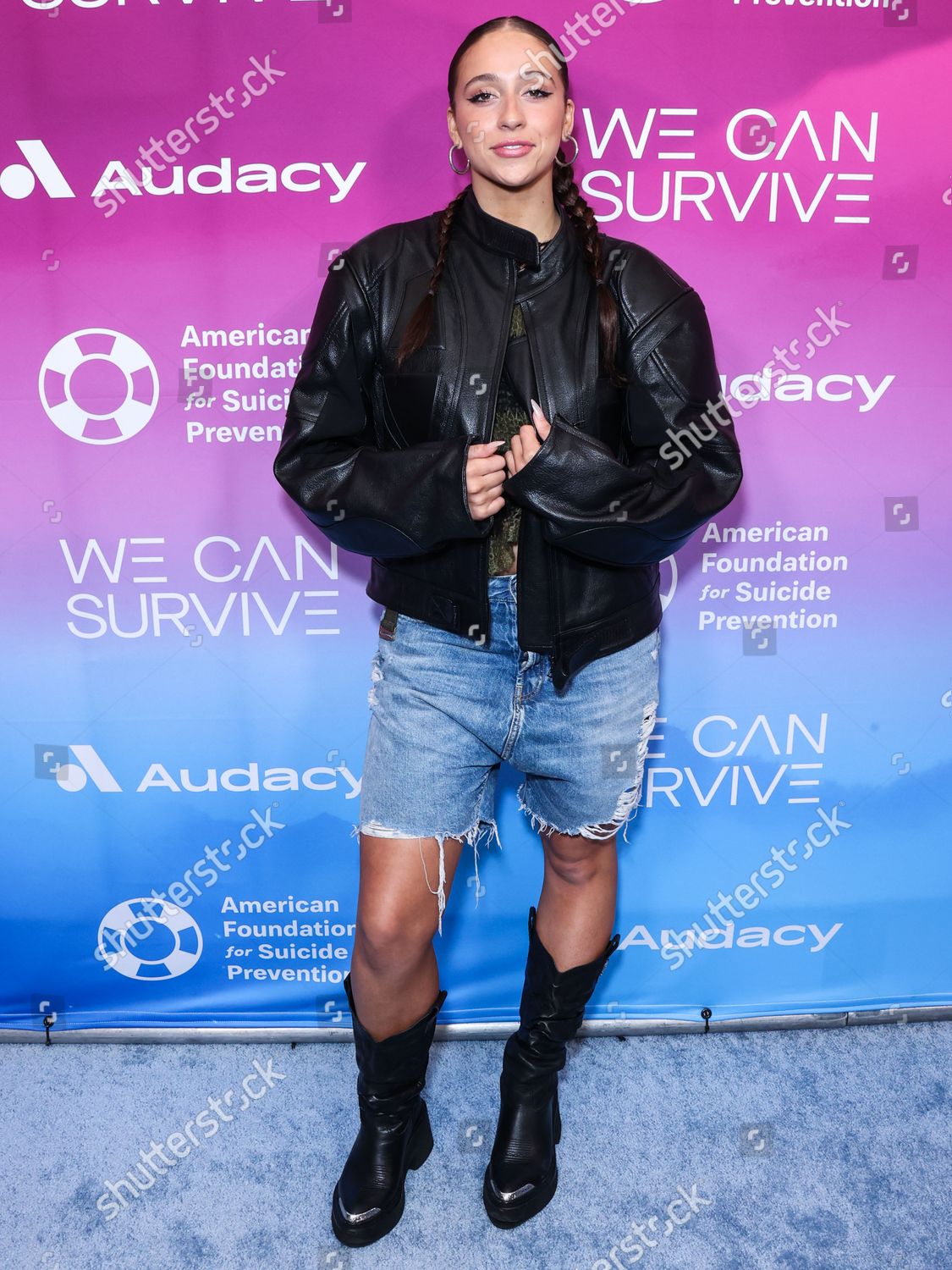 Canadian Singersongwriter Tate Mcrae Arrives Audacys Editorial Stock ...