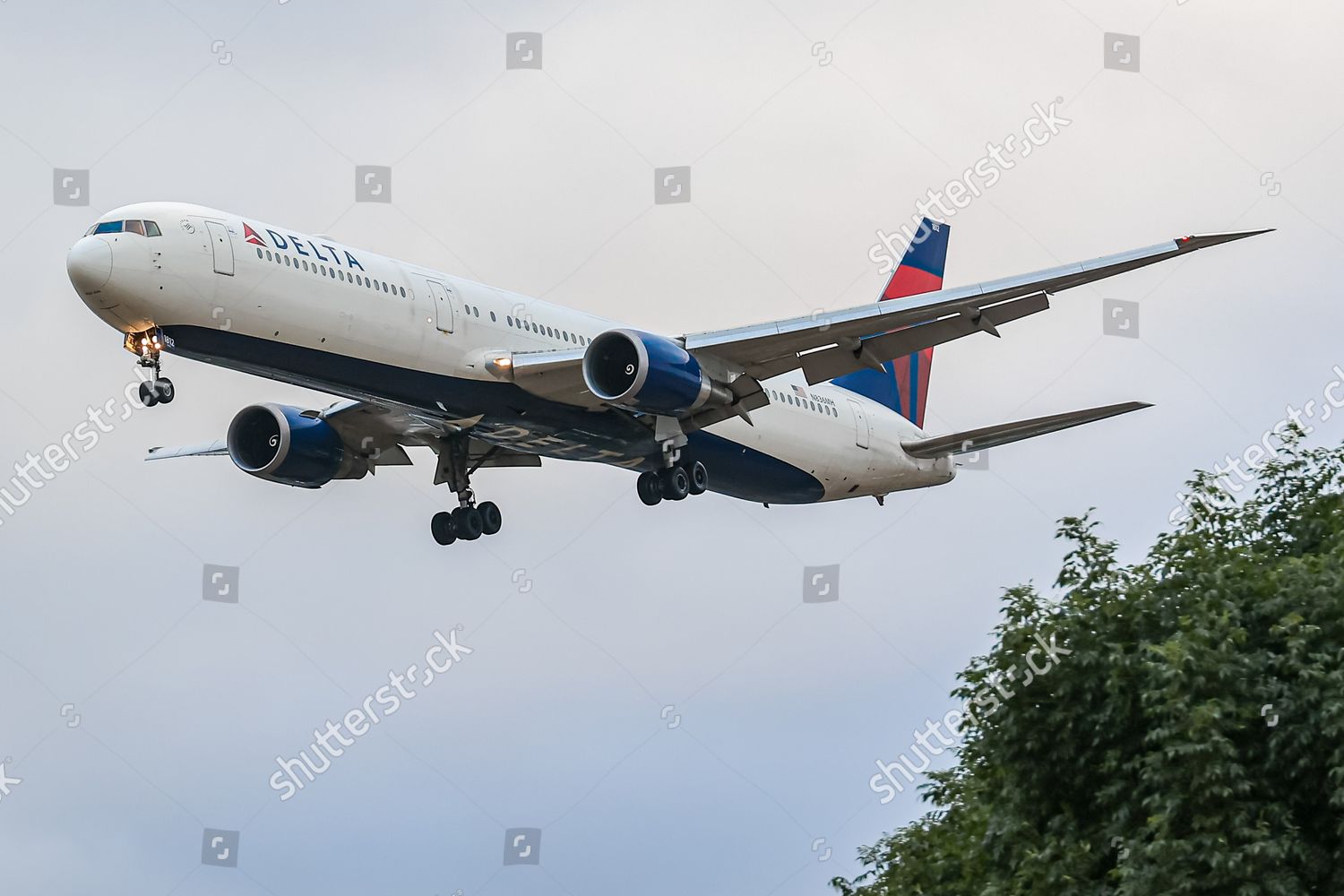 Delta Air Lines Widebody Boeing 767400 Editorial Stock Photo - Stock ...