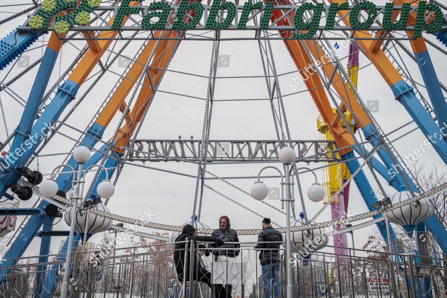 Ferris Wheel Attendants Amusement Park Waiting Editorial Stock Photo ...