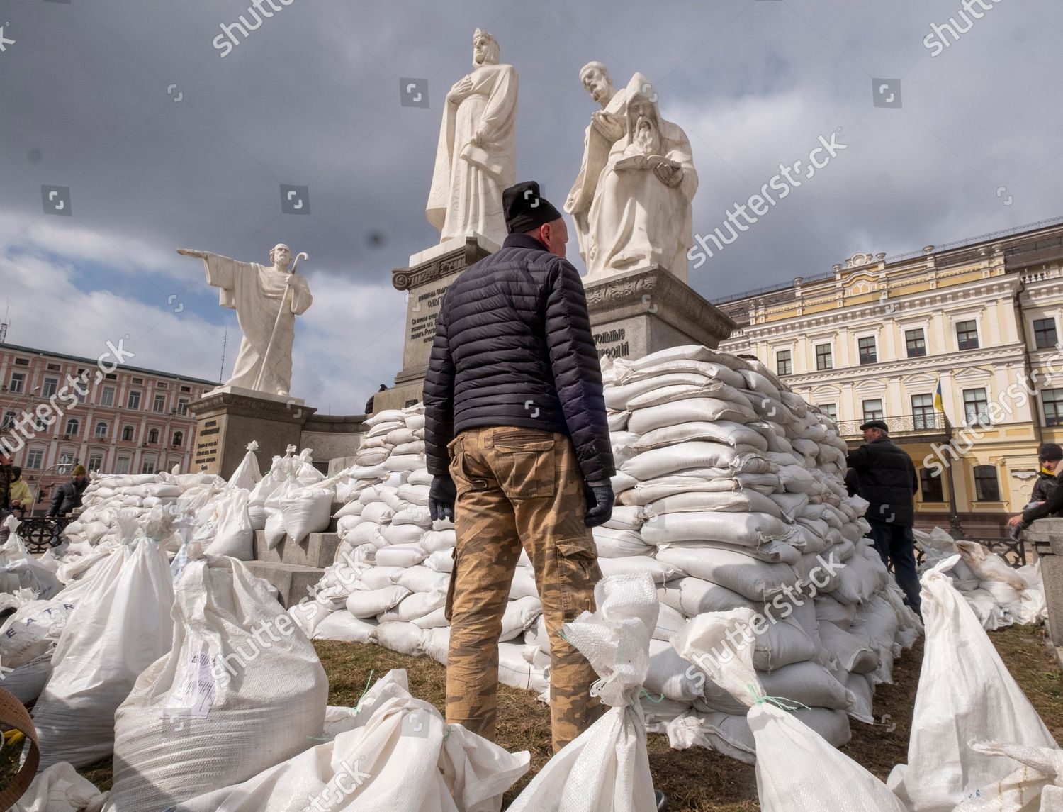 Army Civilian Volunteers Protect Monuments Statues Editorial Stock ...