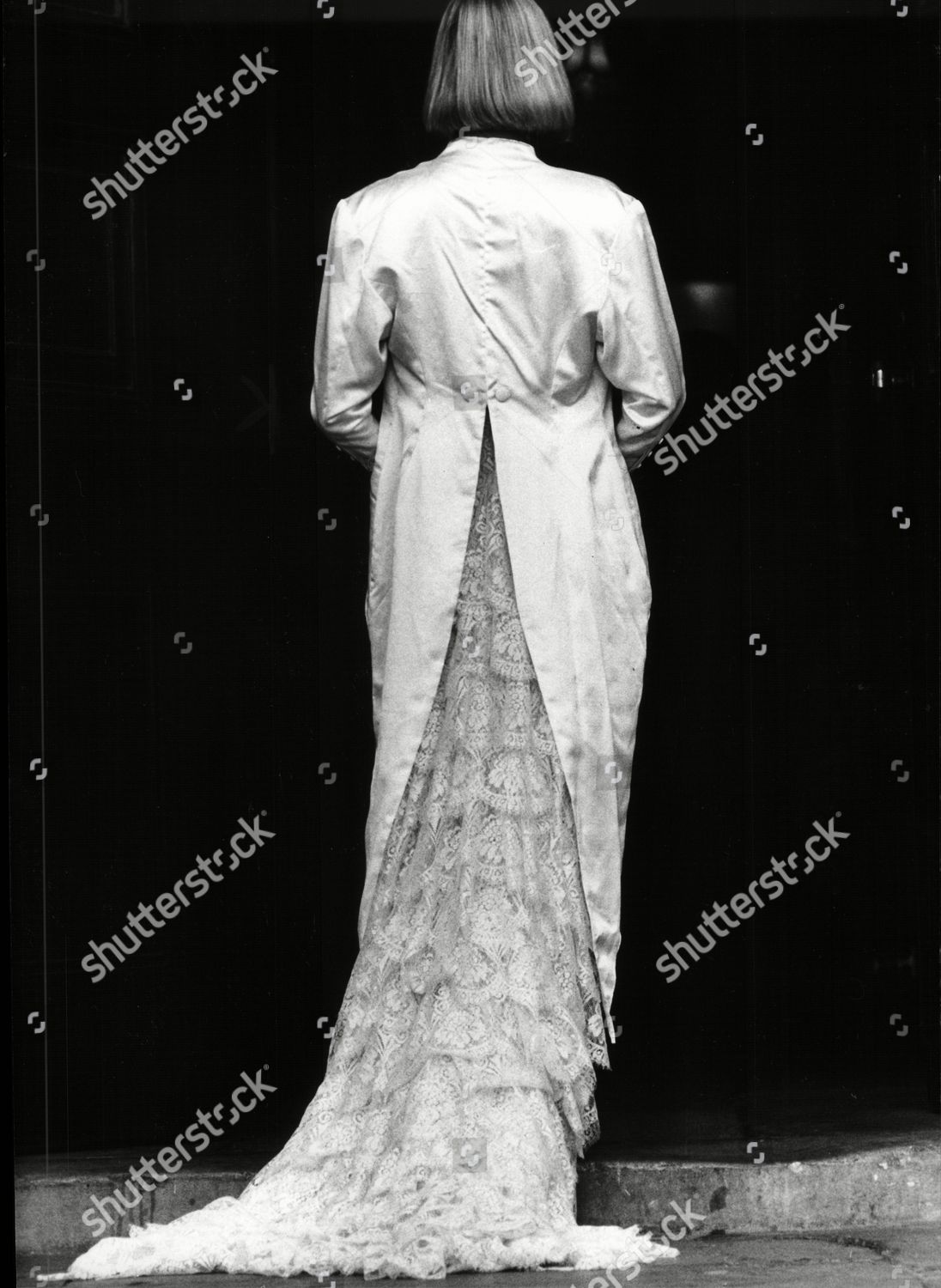 Model Nikki Hurst Wearing Ivory Mini Redaktionelles Stockfoto ...