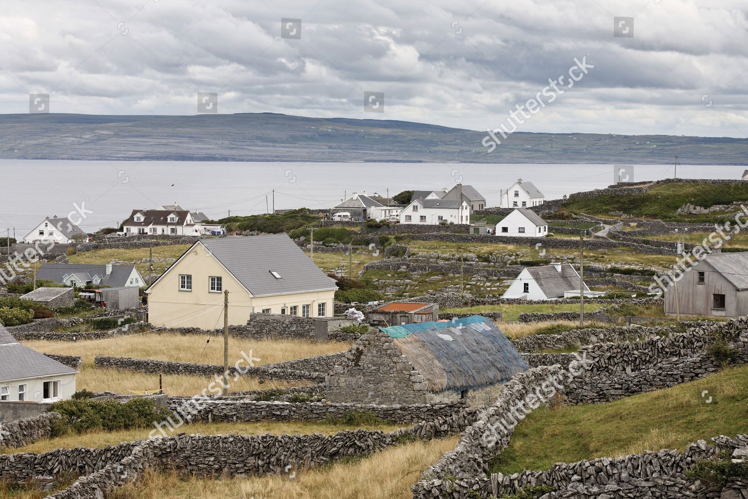 View Village Inis Oirr Aran Inseln Editorial Stock Photo - Stock Image ...