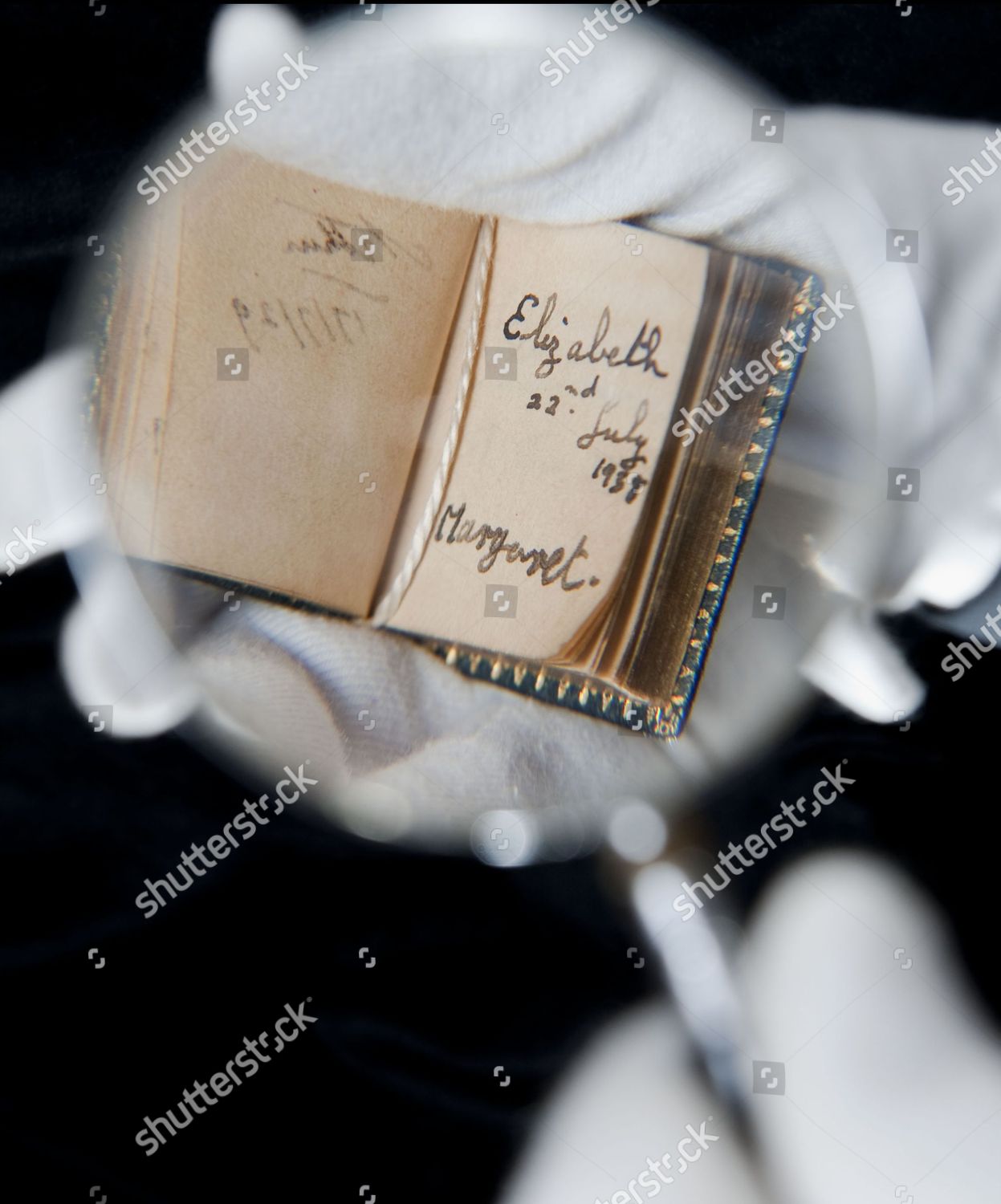 Signatures Princess Elizabeth Princess Margaret Titanias Editorial ...