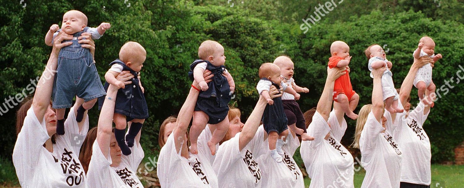 BABY AEROBICS -FULL STRETCHLEFT RIGHT NICOLE redaktionelt stock-foto ...