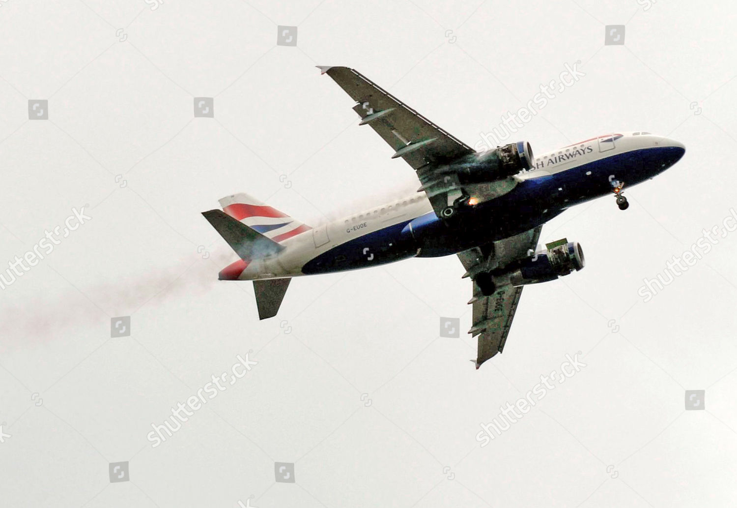 BA762 PLANE ABOVE HEATHROW SMOKE BILLOWING Editorial Stock Photo ...
