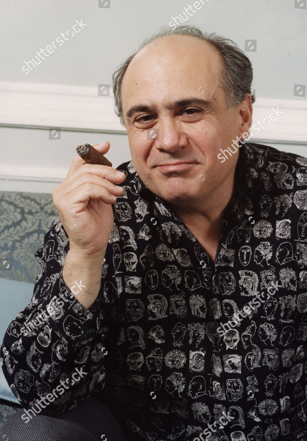 Actor Danny Devito Smoking Cigar Redaktionelles Stockfoto – Stockbild ...