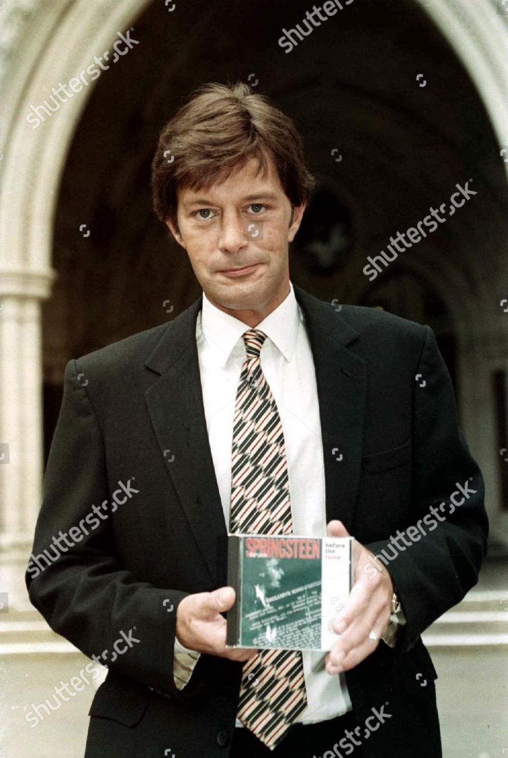 Robert Tringham Holding Cdbefore Fame Objectdata Redaktionelles ...