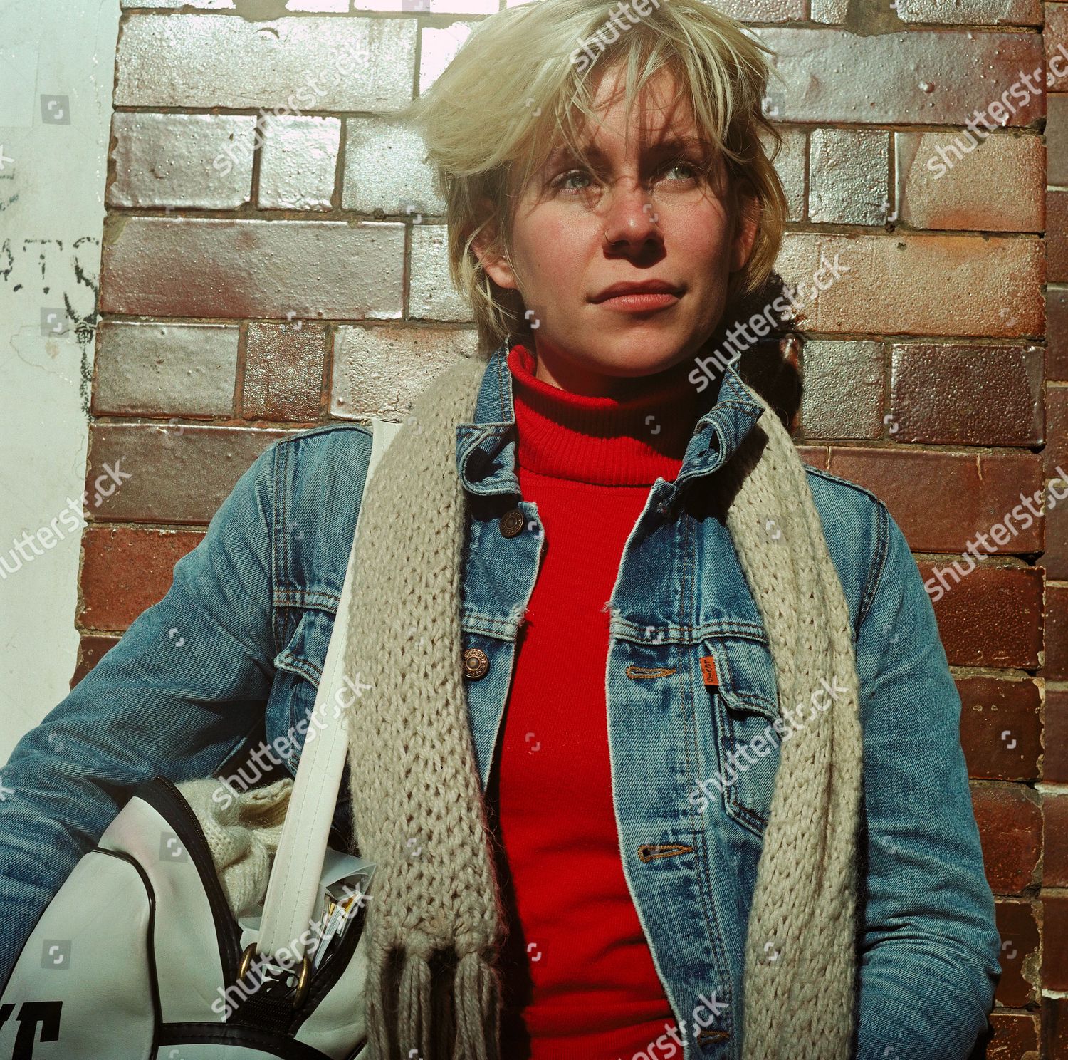 Portrait Blonde Girl Standing Front Brick - Foto de stock de contenido ...