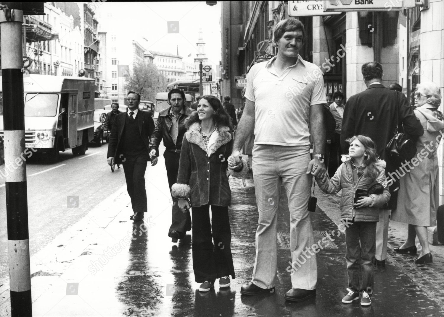 Actor Richard Kiel His Nieces Lisa Redaktionelles Stockfoto – Stockbild ...