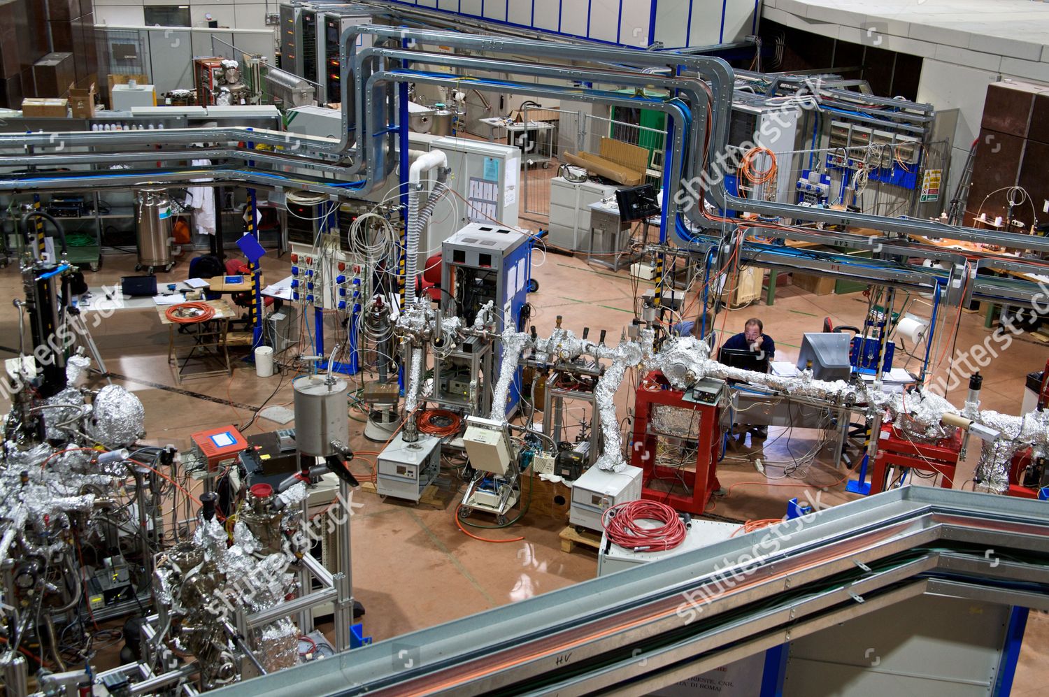 Elettra Multidisciplinary Synchrotron Light Laboratory Area Editorial ...