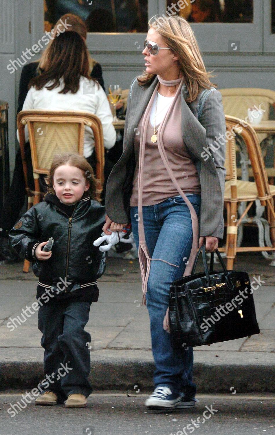 Patsy Kensit Her Son Lennon Gallagher - Foto de stock de contenido ...