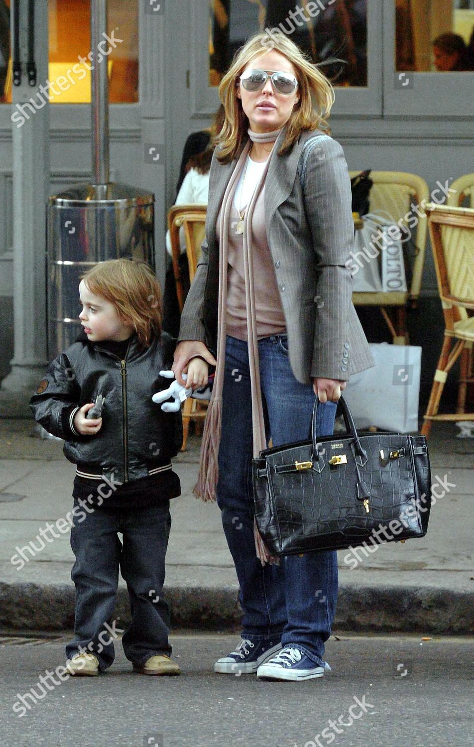 Patsy Kensit Her Son Lennon Gallagher Foto de stock de contenido ...