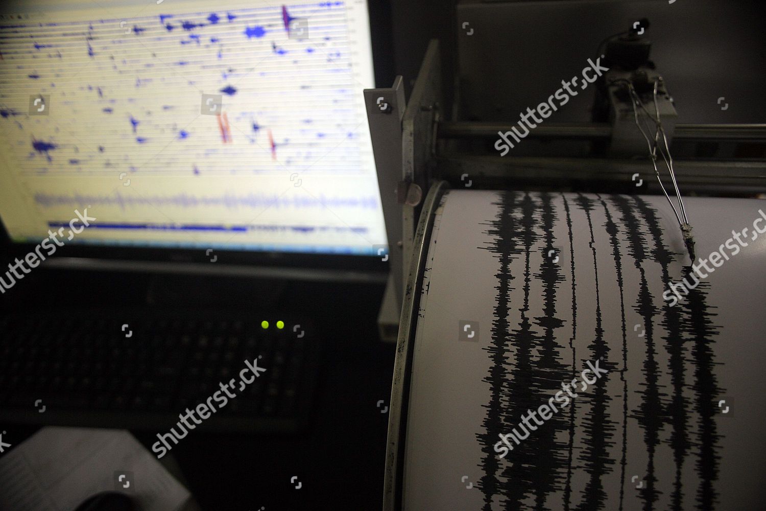 Seismograph Record Volcanic Activity Mount Sinabung - Foto de stock de ...