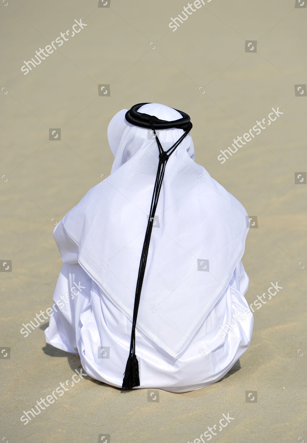 Qatari Wearing Traditional Clothing Gutra Tassel Editorial Stock Photo ...