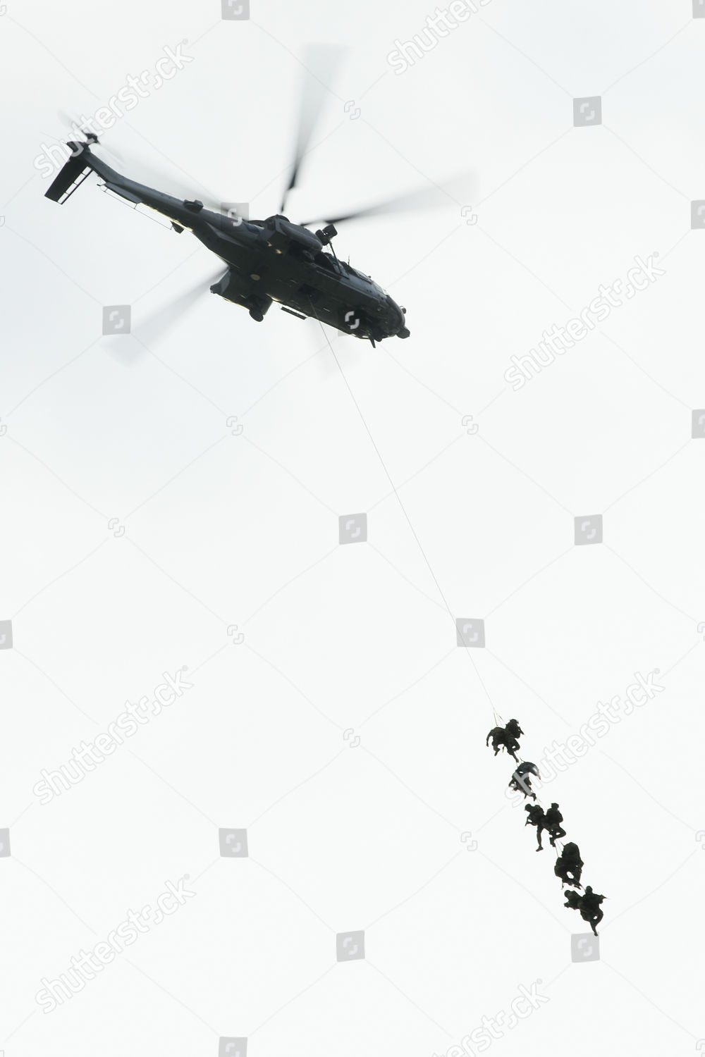 SOLDIERS DESCENDING HELICOPTER ON ROPE LANDING Editorial Stock Photo ...