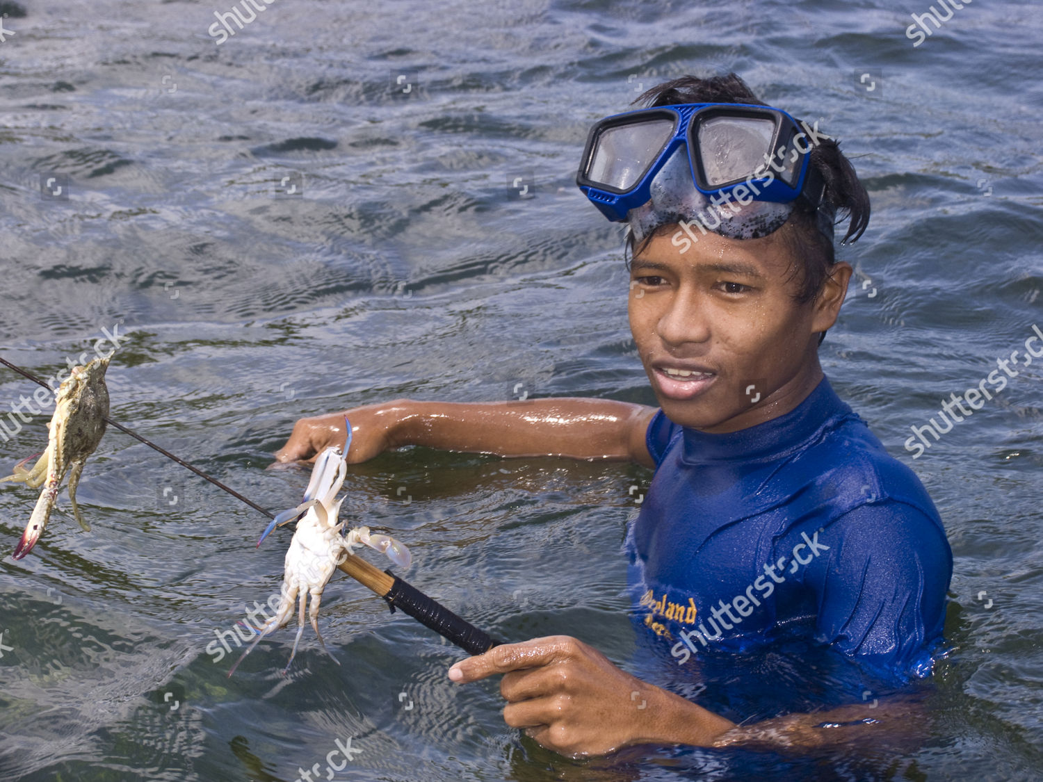 Young Filipino Catching Crab Spear Philippines Editorial Stock Photo ...