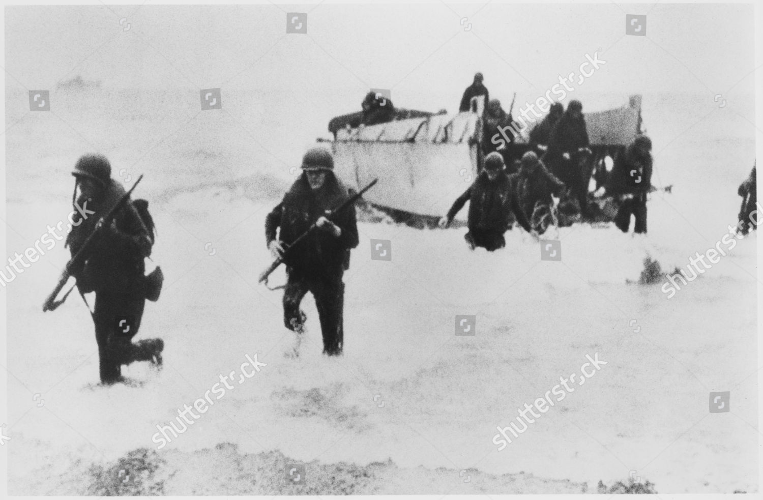 Wwii Us Soldiers Disembarking Landing Craft Editorial Stock Photo ...