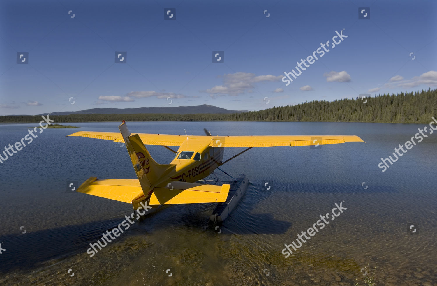 Taxiing Float Plane Bush Plane Cessna Editorial Stock Photo - Stock ...
