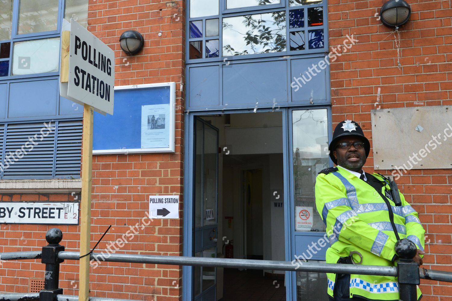 Police Officer Outside Polling Station Bethnal Editorial Stock Photo ...