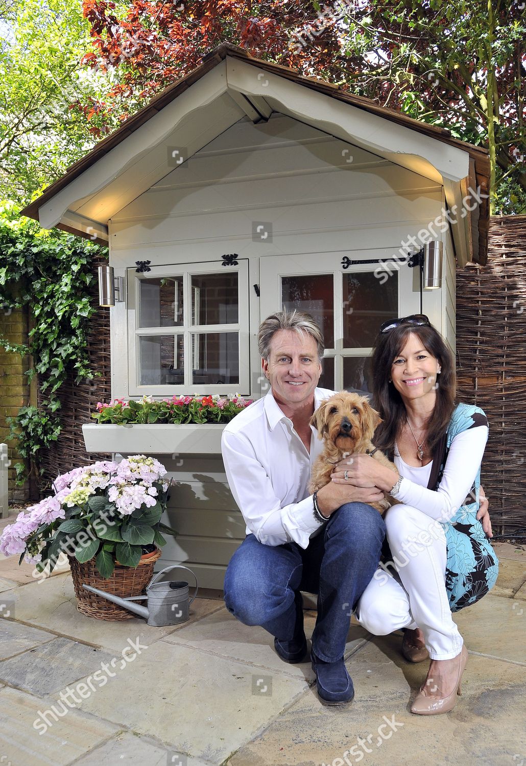 fotos de Dog Cottages Makers Simon Hester Reece - Foto de stock de ...