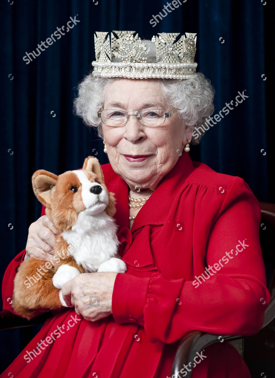 Jeanette Charles Lookalike Queen Elizabeth Ii - Foto de stock de ...