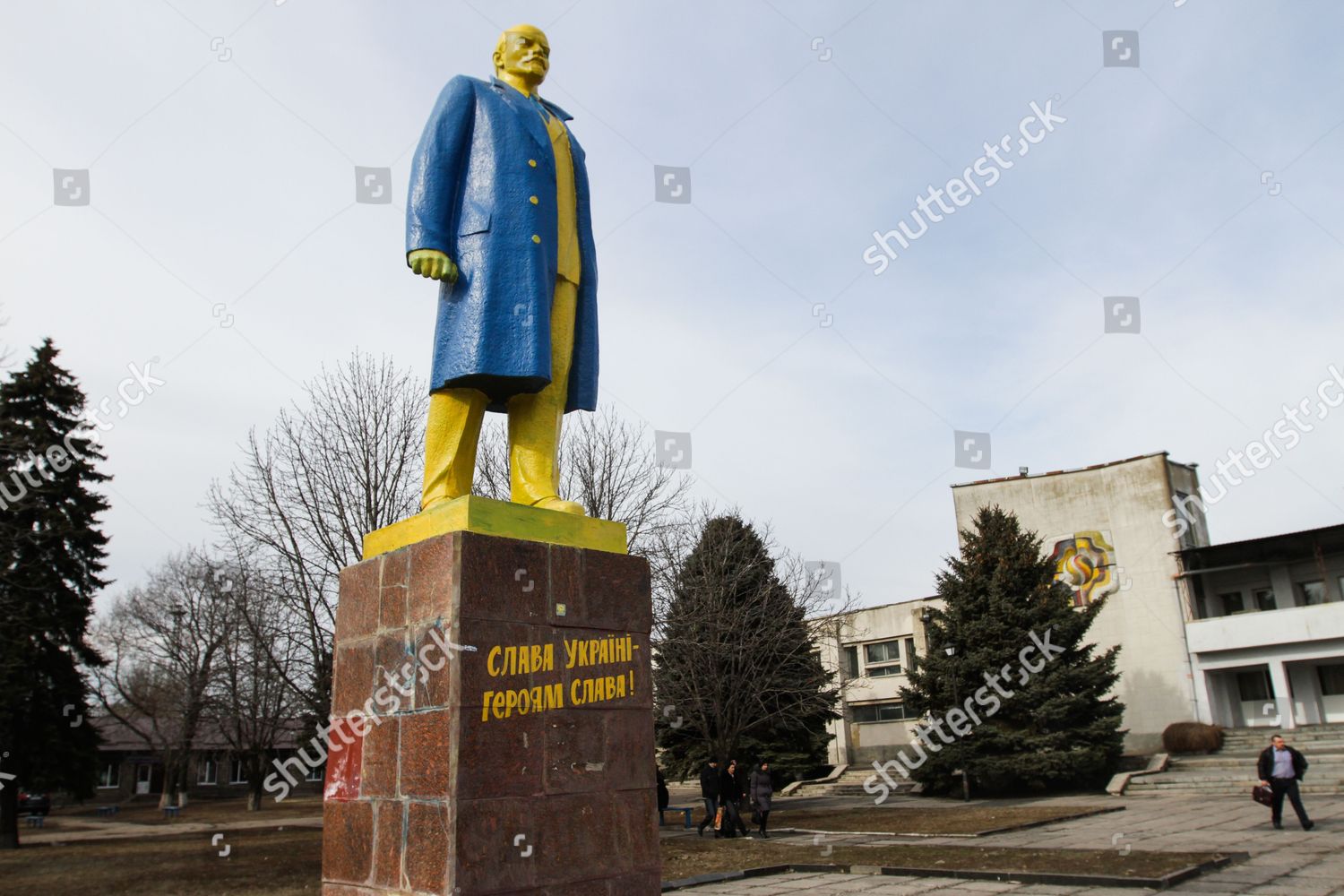 People Pass By Statue Vladimir Lenin Editorial Stock Photo - Stock ...