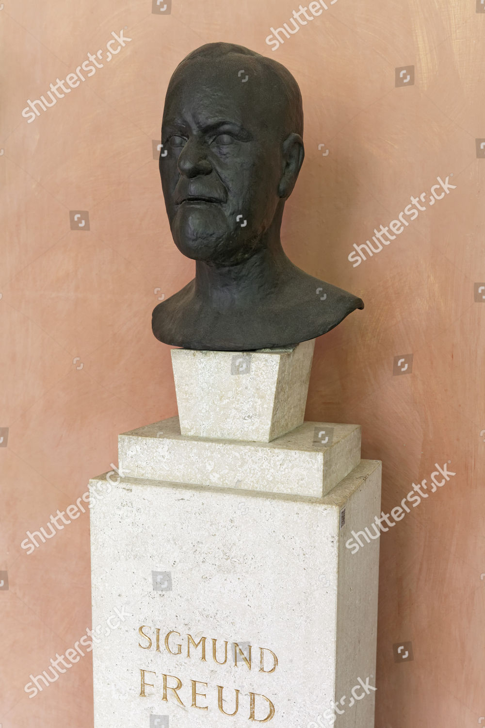 SIGMUND FREUD BUST ARCADED COURTYARD UNIVERSITY Editorial Stock Photo ...